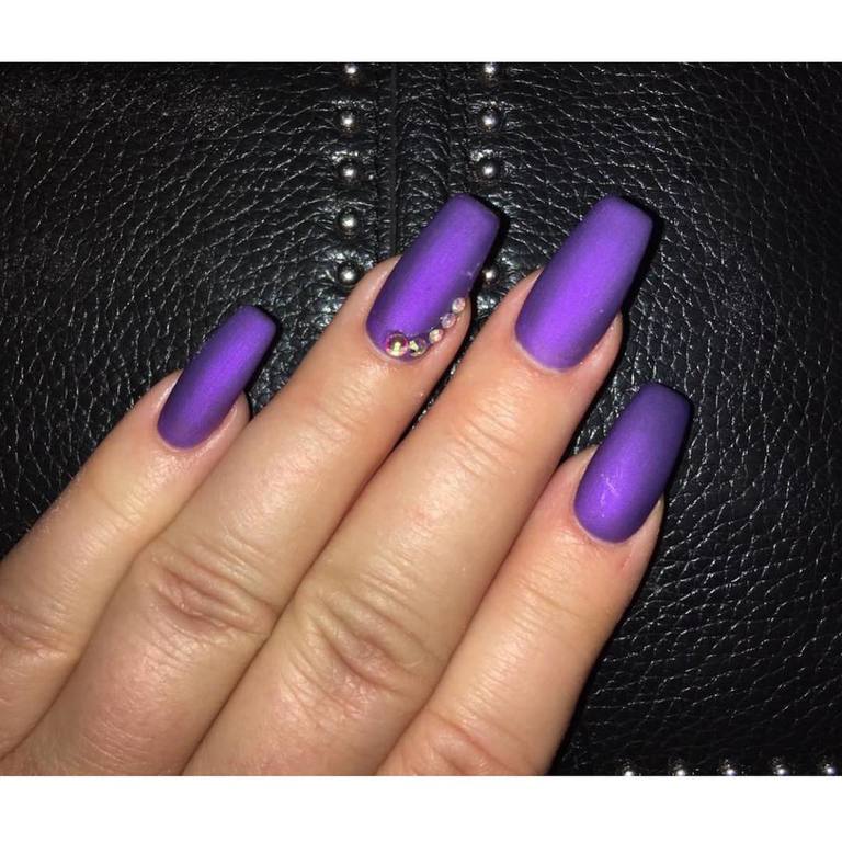 Uñas moradas - Blogmujeres.com